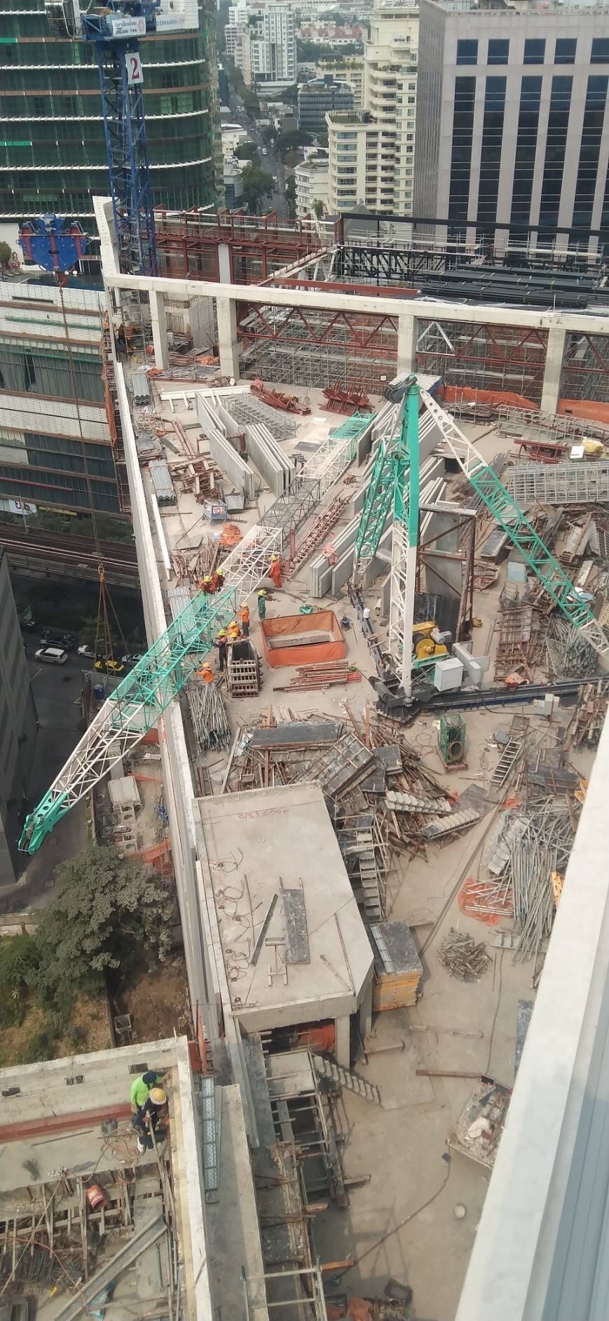 งานรื้อถอน Tower Crane โดยใช้ derrick Crane 18T 40M-บมจ.อิตาเลียนไทย ...